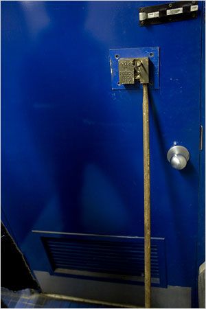 Fox Floor Mounted Police Lock | Floor Roma