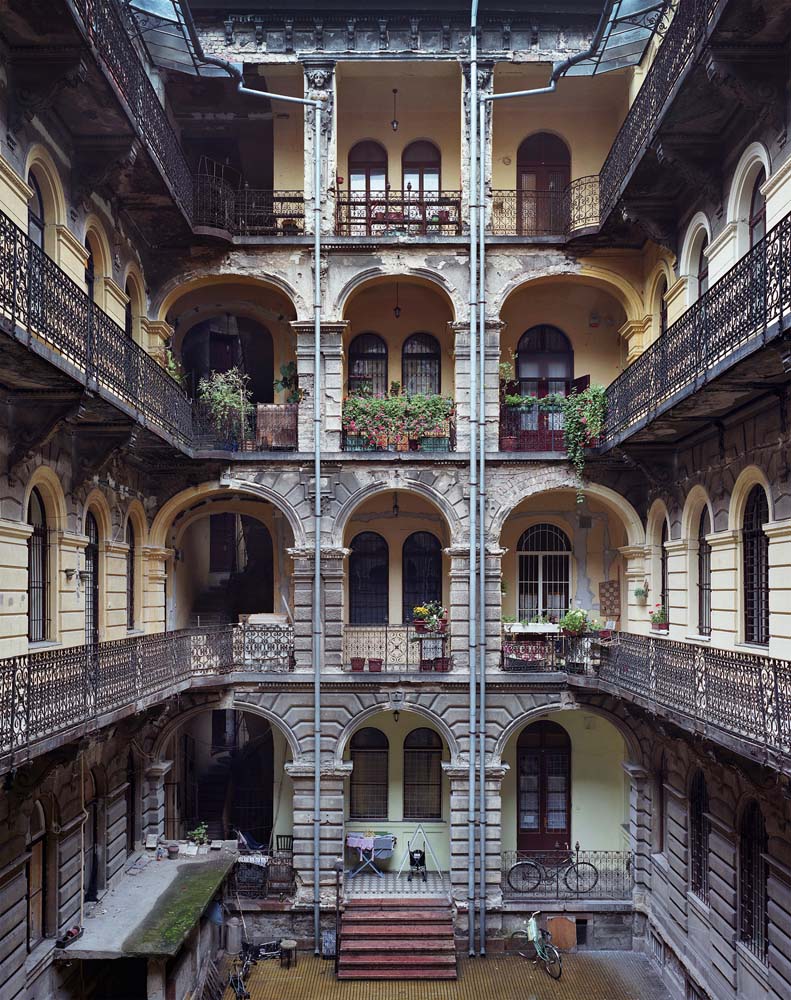 Yves Marchand & Romain Meffre: Budapest Courtyards - ARTBOOK