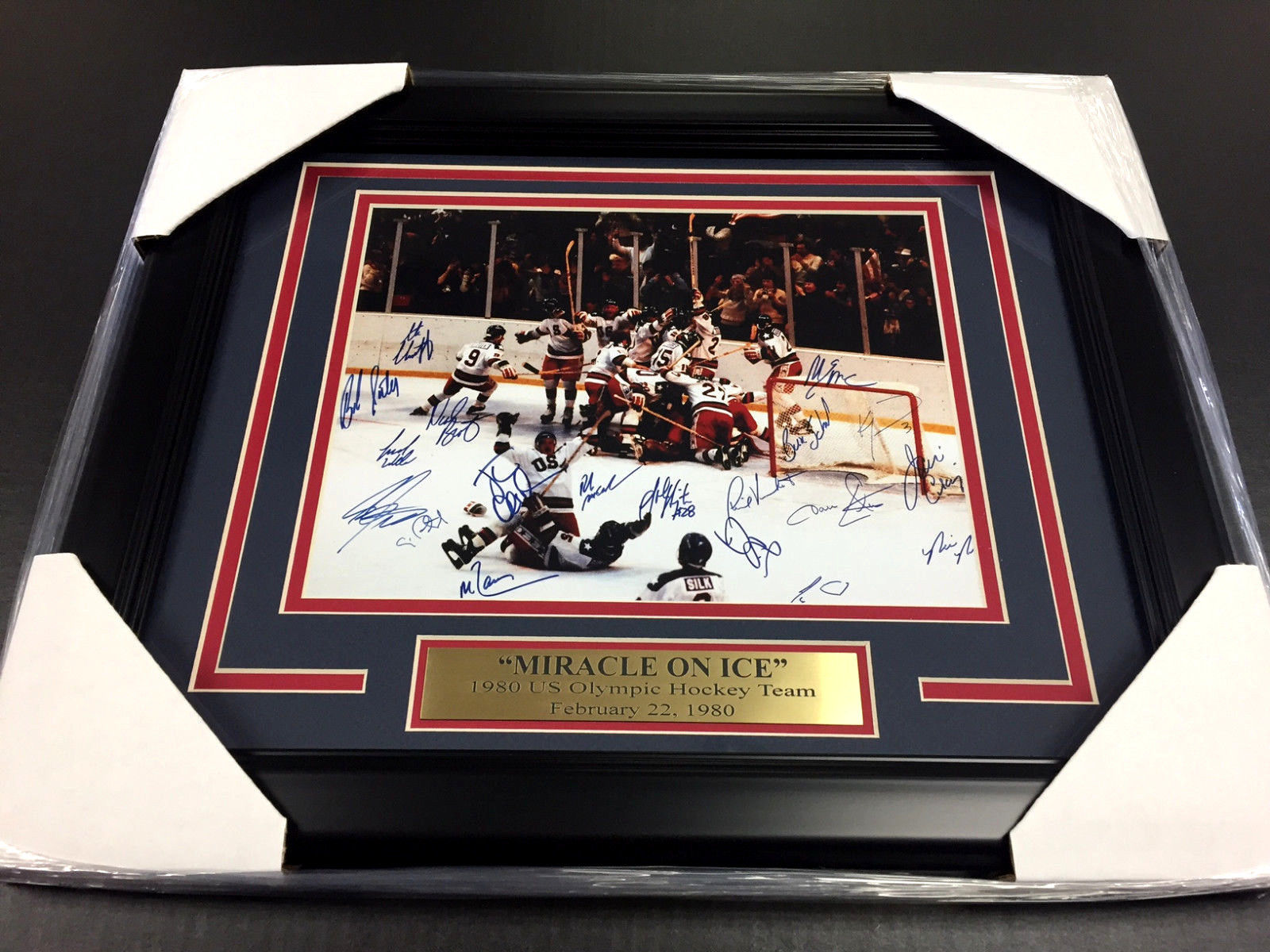 AUTOGRAPHED REPRINT COPY OF 1980 TEAM USA MIRACLE ON ICE FRAMED 8X10 PHOTO