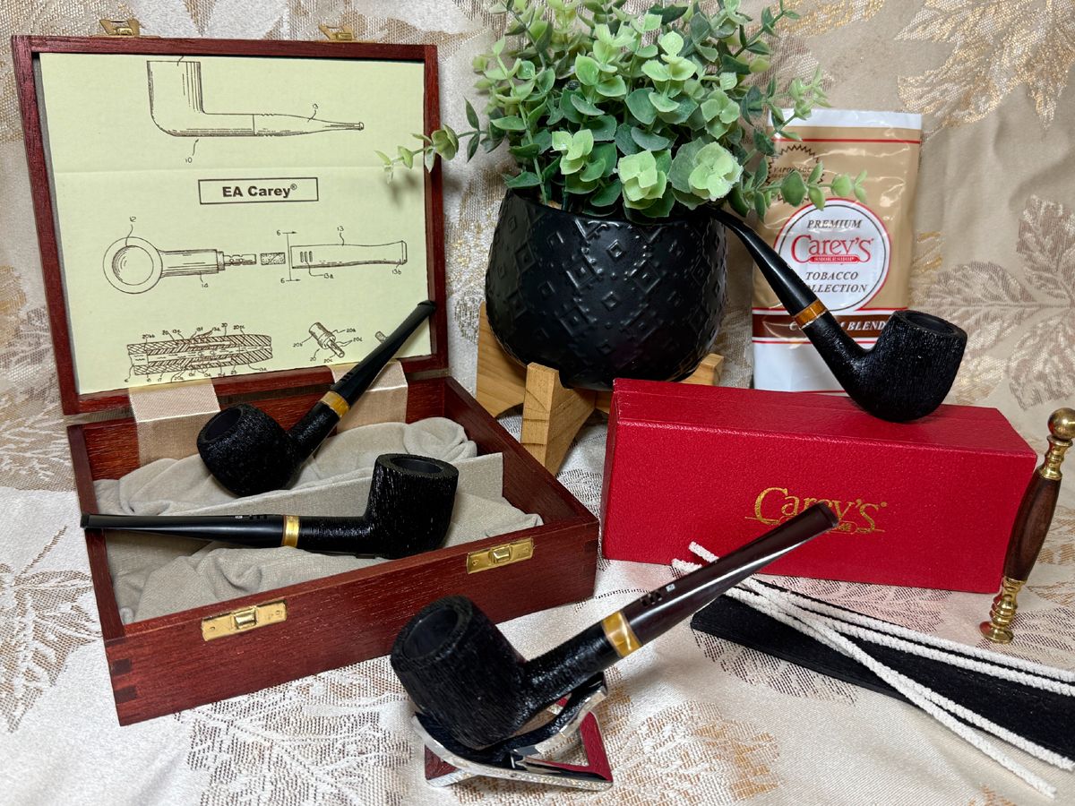 Carey Magic Inch Black Hairline w/Golden Band Pipe