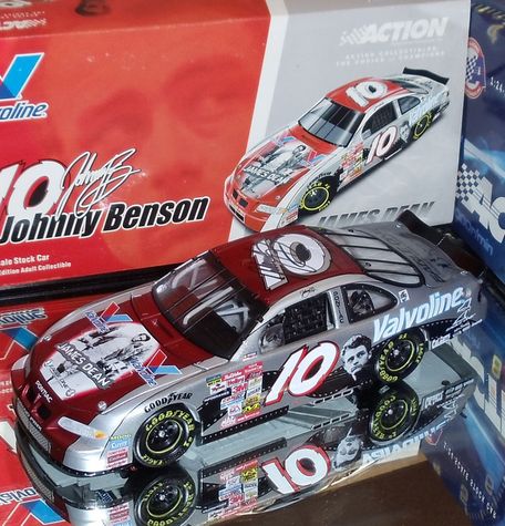 AUTOGRAPHED JOHNNY BENSON 2001 VALVOLINE/ JAMES DEAN 1/24 ACTION