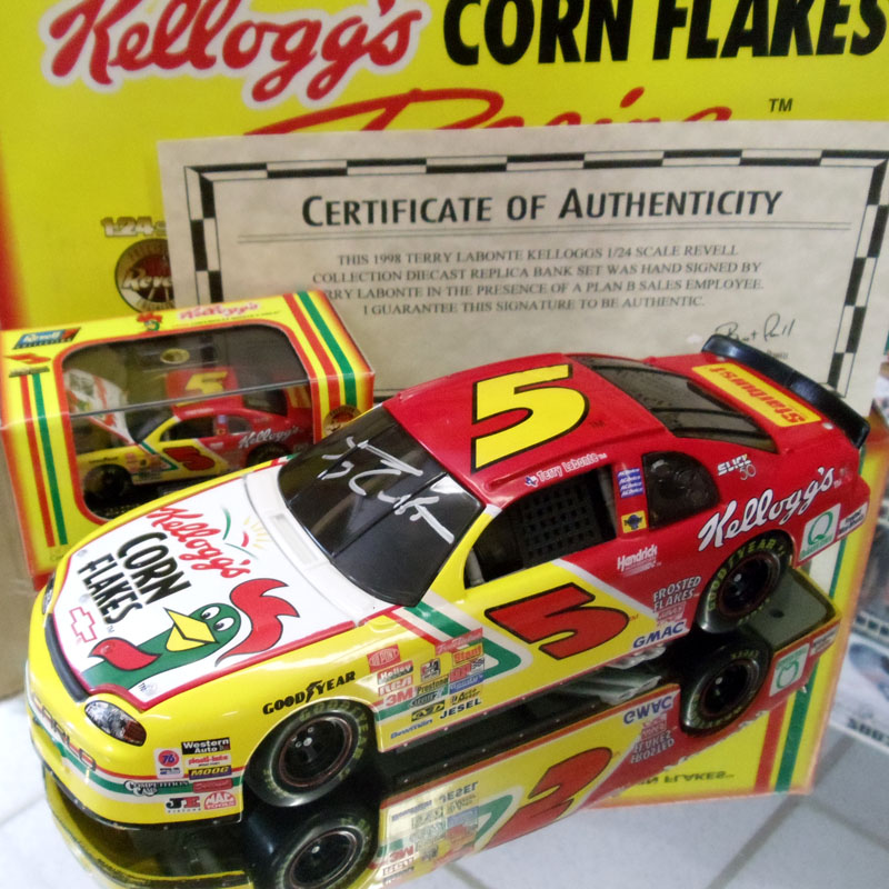 AUTOGRAPHED TERRY LABONTE 1998 KELLOGGS 1/24 & 1/64 SET REVELL