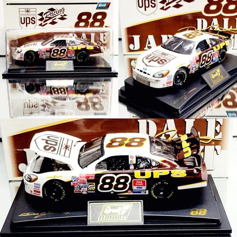 DALE JARRETT 2001 UPS COLOR CHROME 1/24 REVELL DIECAST