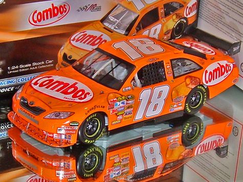 KYLE BUSCH 2008 COMBOS 1/24 ACTION