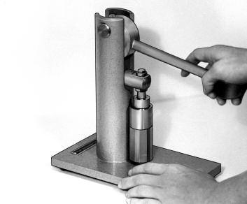 Compact, hand-operated manual press for pellet, tablet, pill and ...