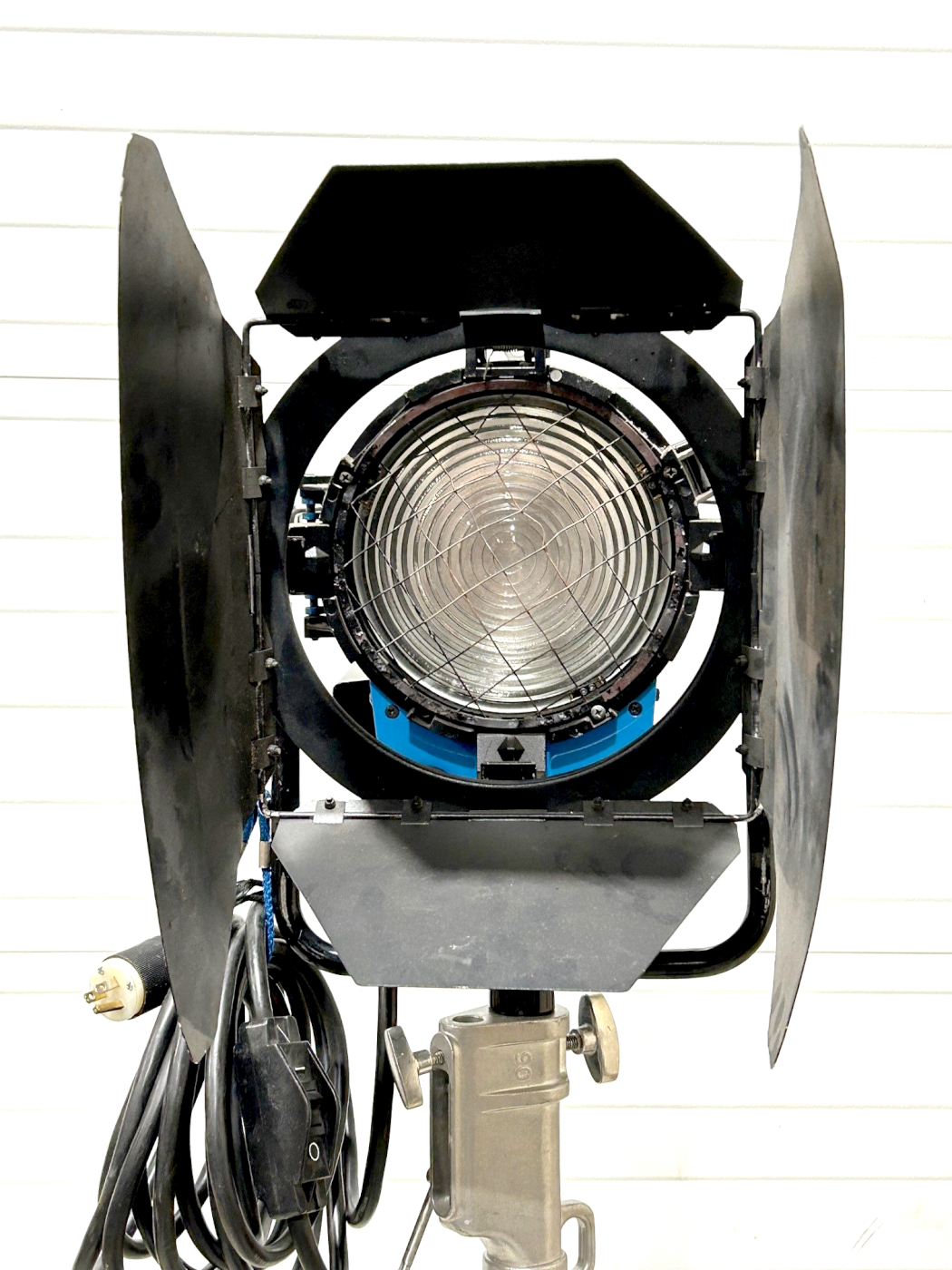 Used Arri 2000w 2K Fresnel Light with Barndoors - BarnDoor Lighting