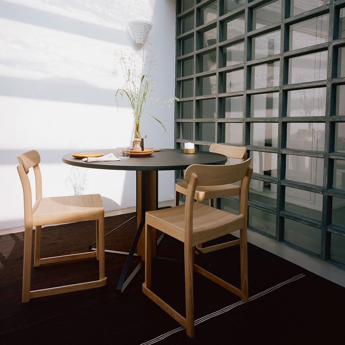 Artek Kaari REB 004 Black Linoleum / Natural Oak Round Table - Artek ...