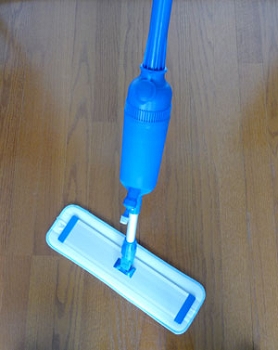 Microfiber Bucketless Mop System with 24oz. Capacity - 18" Microfiber Mops