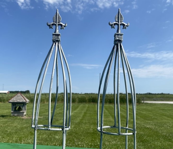 15" Tall Twist Topiary - Small Obelisk Trellis