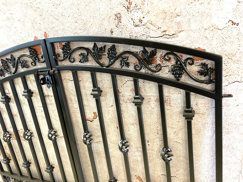 3't x 5'w Metal Center Divide Concord Entry Gate - Grape & Ivy