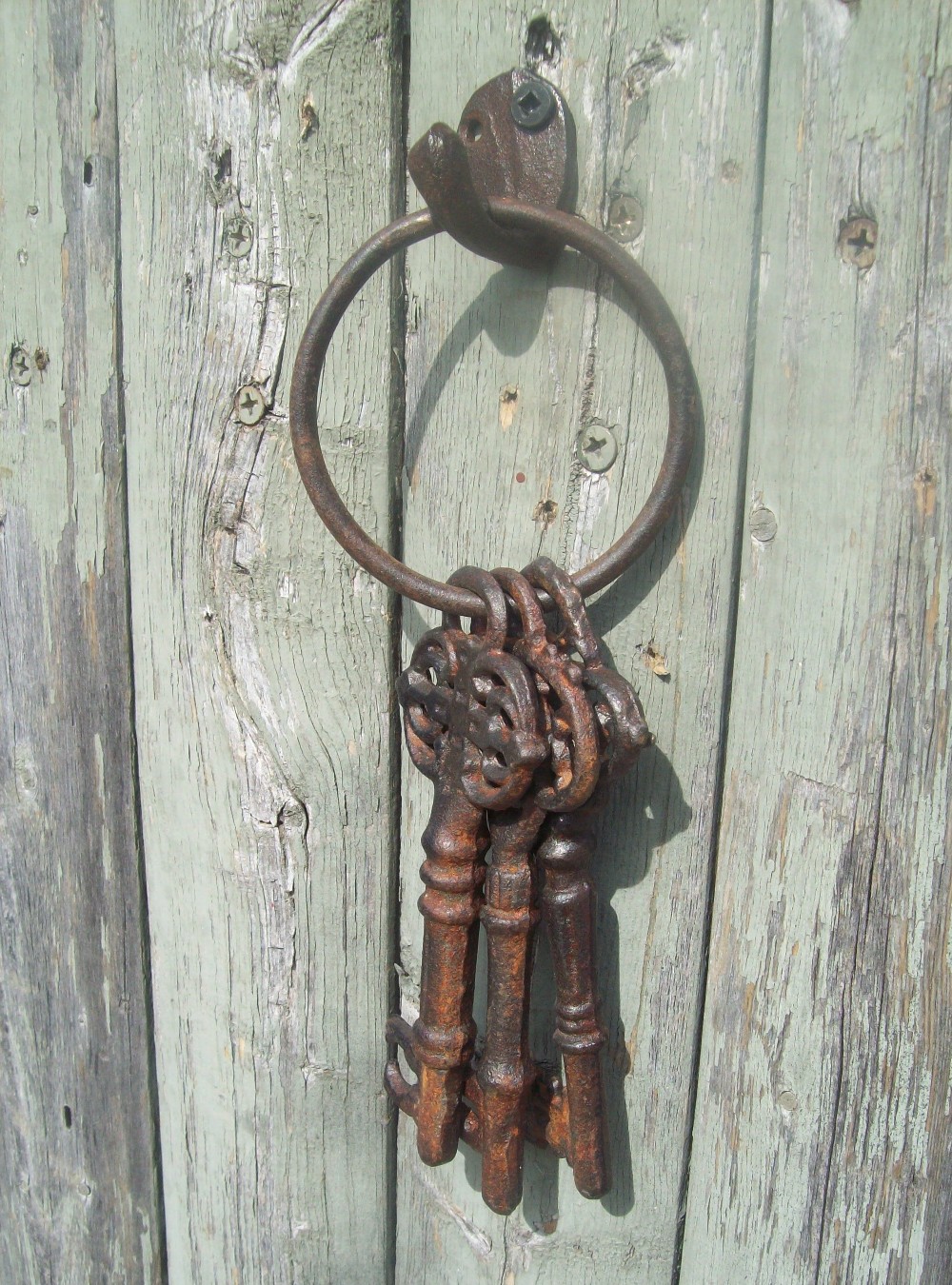 7.5" Primitive Cast Iron Keys On Ring