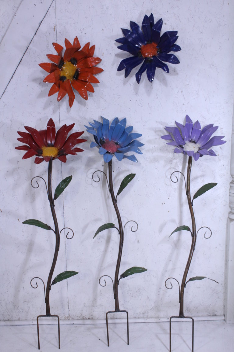 Colorful Metal Daisies Garden Stakes Flower Yard Decoration in 2 Sizes