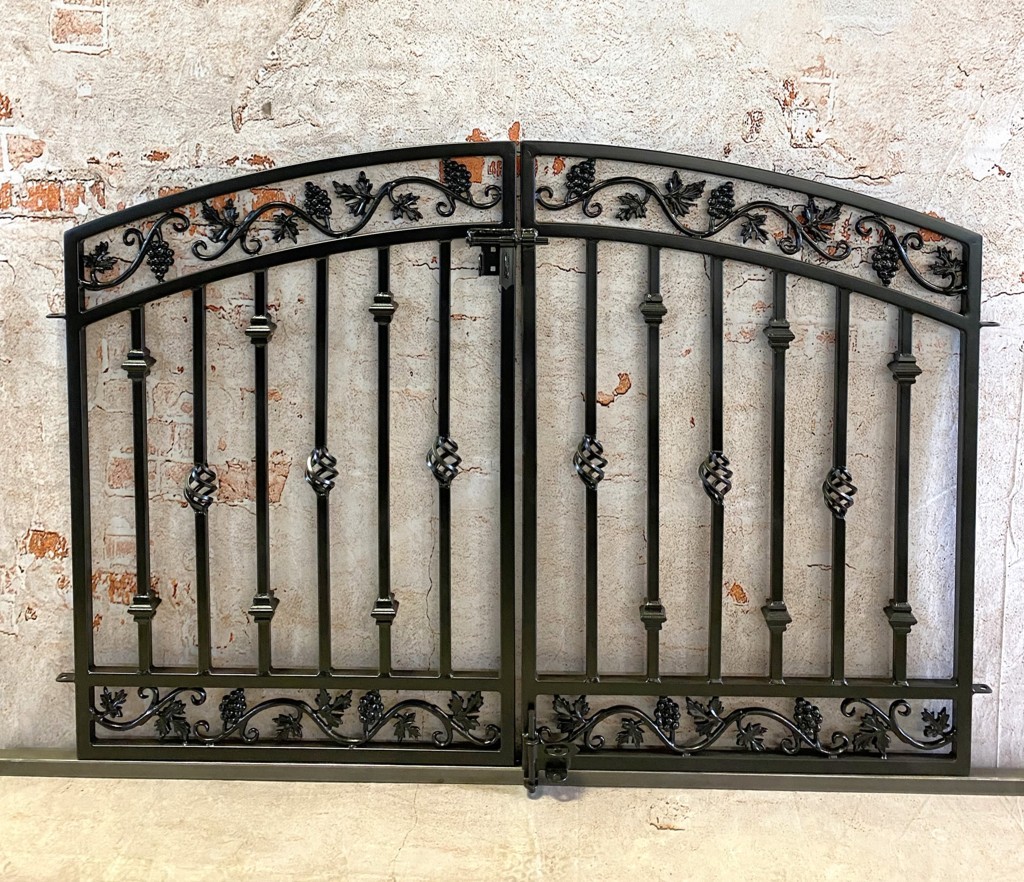 3't x 5'w Metal Center Divide Concord Entry Gate - Grape & Ivy