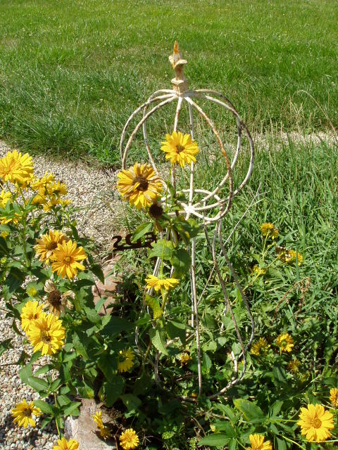 Metal Pumpkin Ball Topiary w/ Finial Top