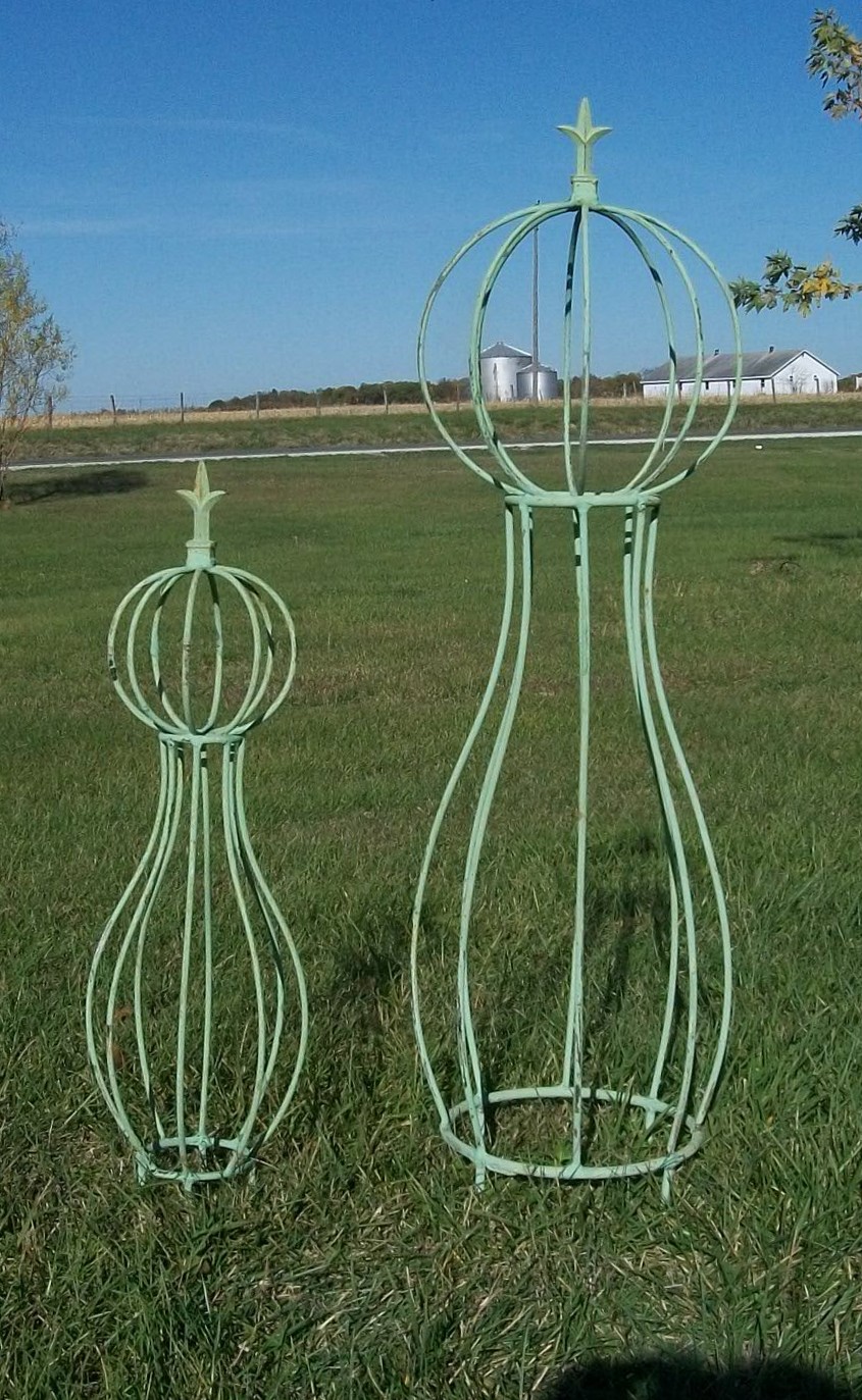 Metal Pumpkin Ball Topiary w/ Finial Top