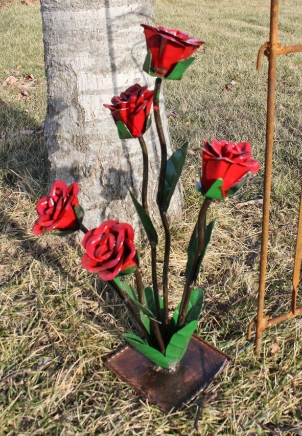 23" Metal Roses on Base Flower Yard Decoration