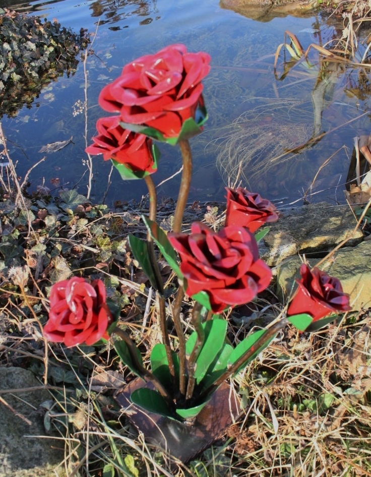 23" Metal Roses on Base Flower Yard Decoration