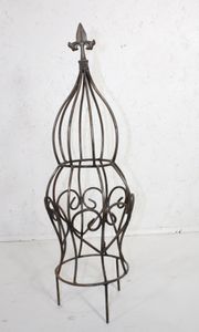 Miss Frannie Finial Topiary - Metal Small Pot Trellis