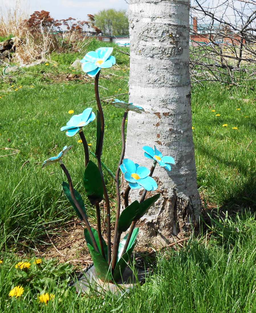 Yard Art Blooming Flowers Recycled Metal Daisies in 3 Sizes