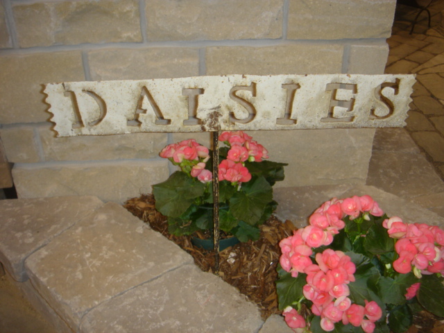 Tin Daisies Rustic Garden Sign