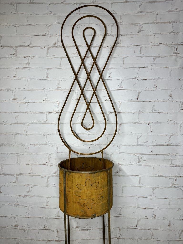 Metal Figure 8- Infinity Loop - With Feet Decorative Yard Art