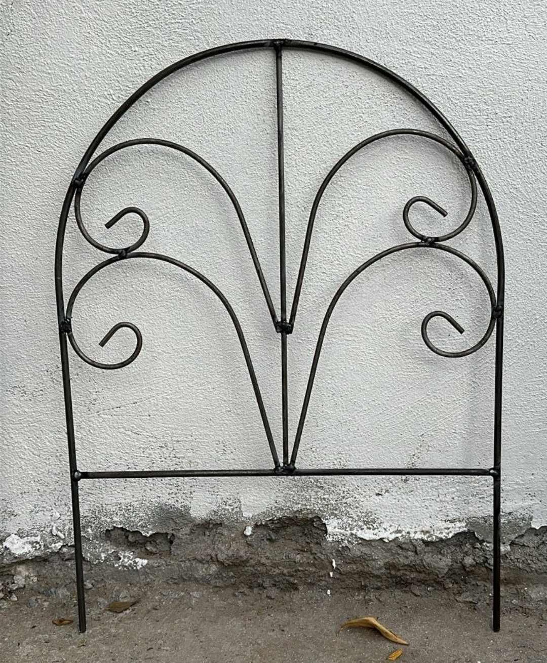 Small Border Fence Trellis - Metal Flower Garden Accent