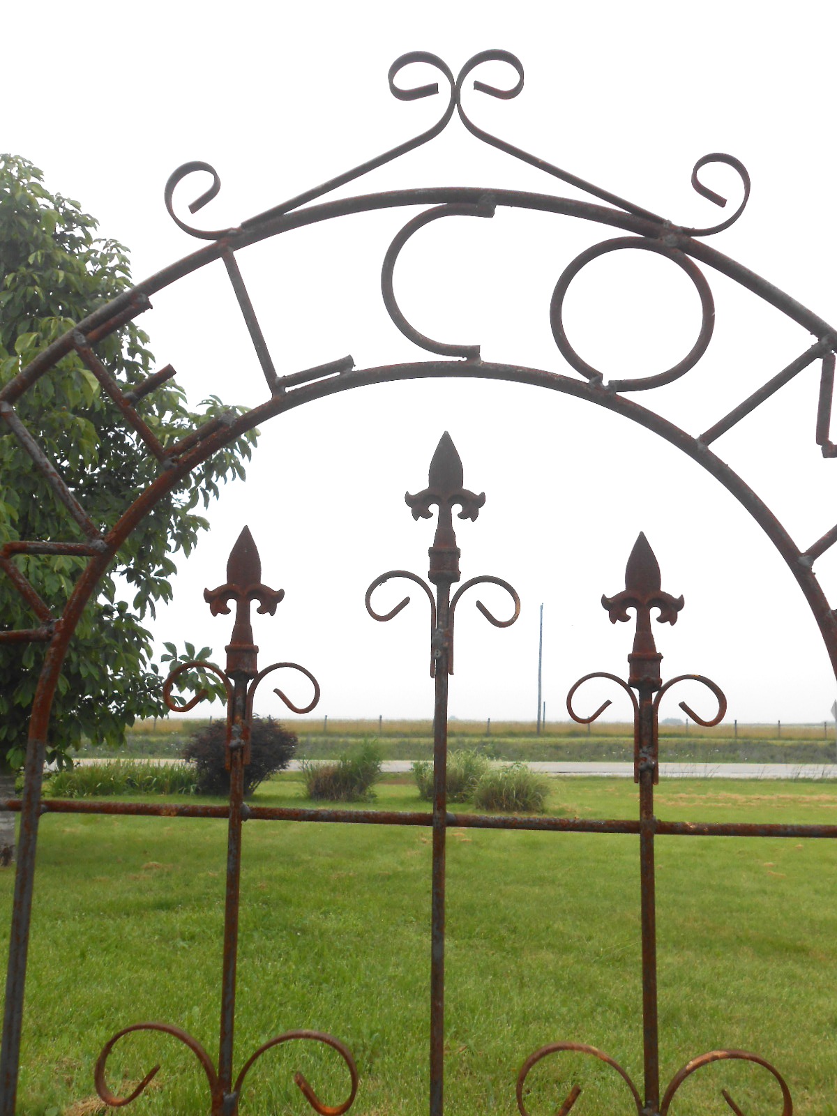 Welcome Sign Flower Trellis - Cast Iron Finials