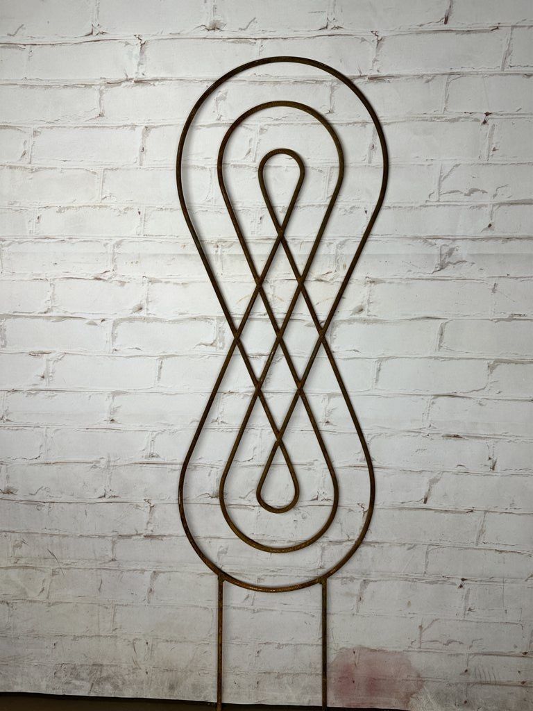 Metal Figure 8- Infinity Loop - With Feet Decorative Yard Art