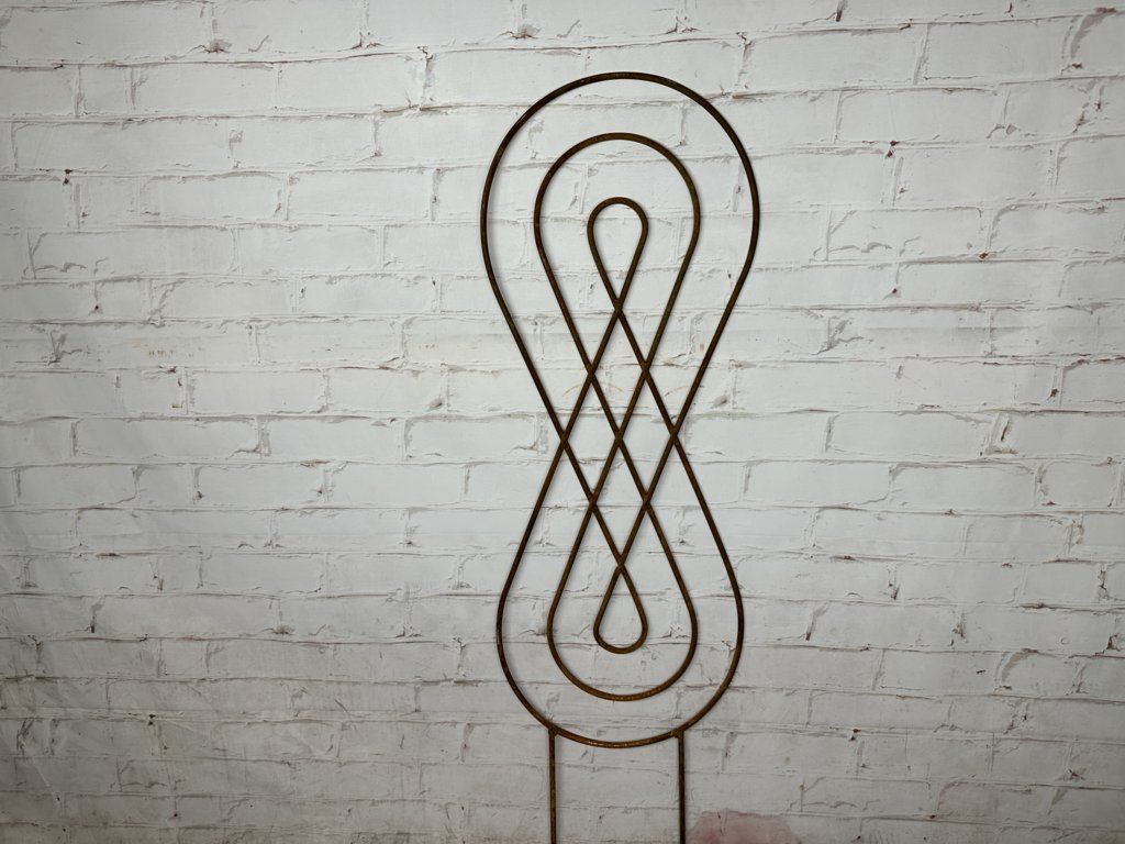 Metal Figure 8- Infinity Loop - With Feet Decorative Yard Art