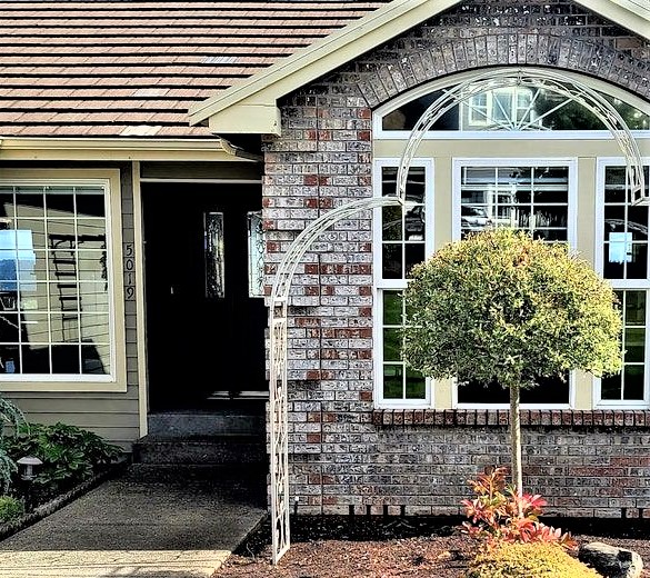 Wrought Iron Shell Arch Top Driveway Arbor