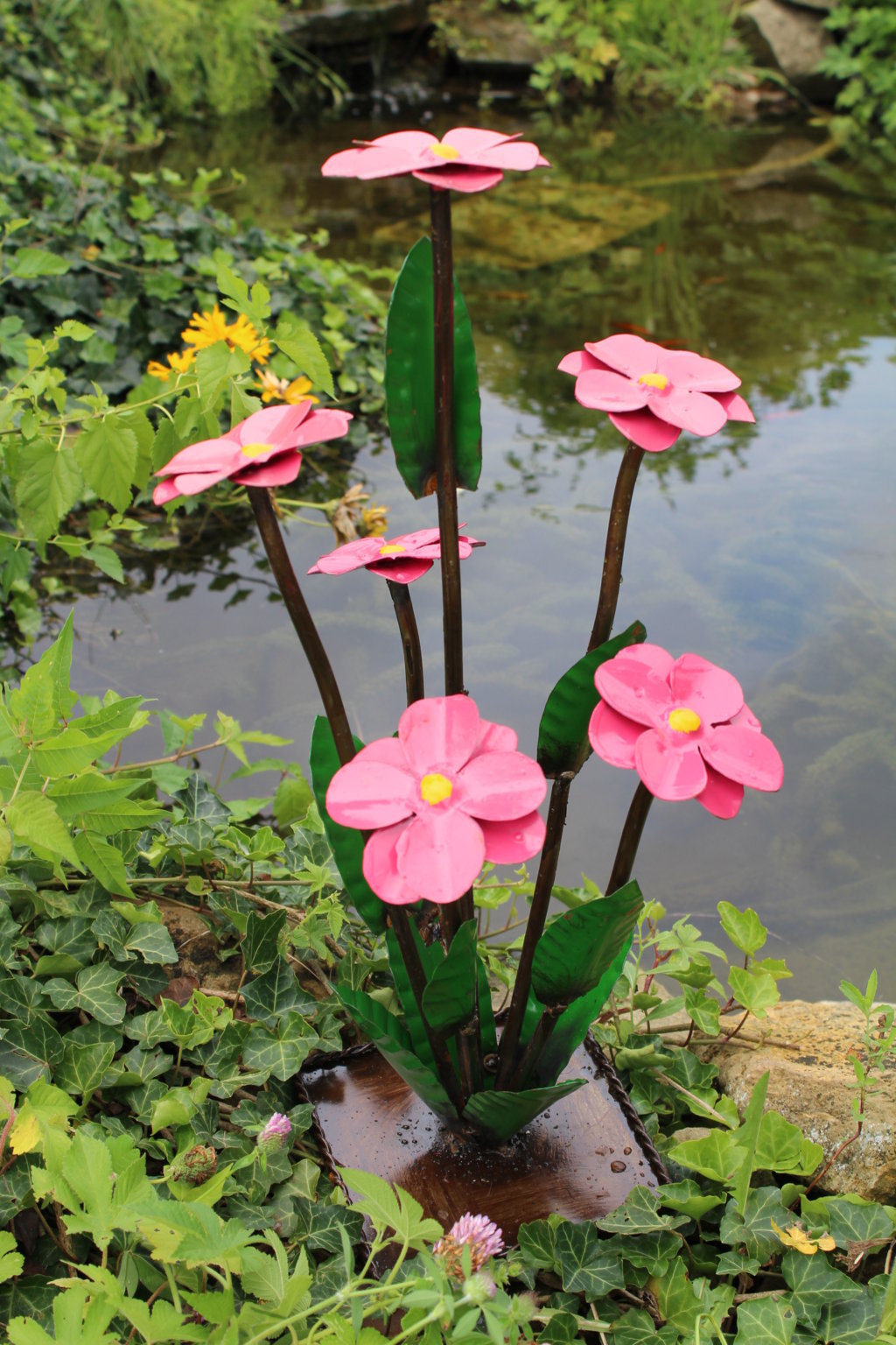 Yard Art Blooming Flowers Recycled Metal Daisies in 3 Sizes