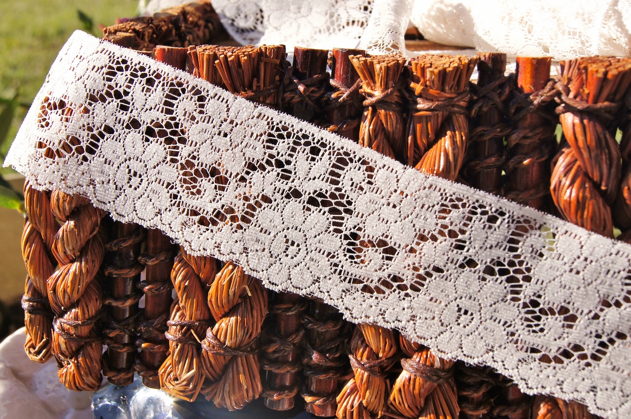 2 1/4" Natural Floral Lace Trim #lace-85