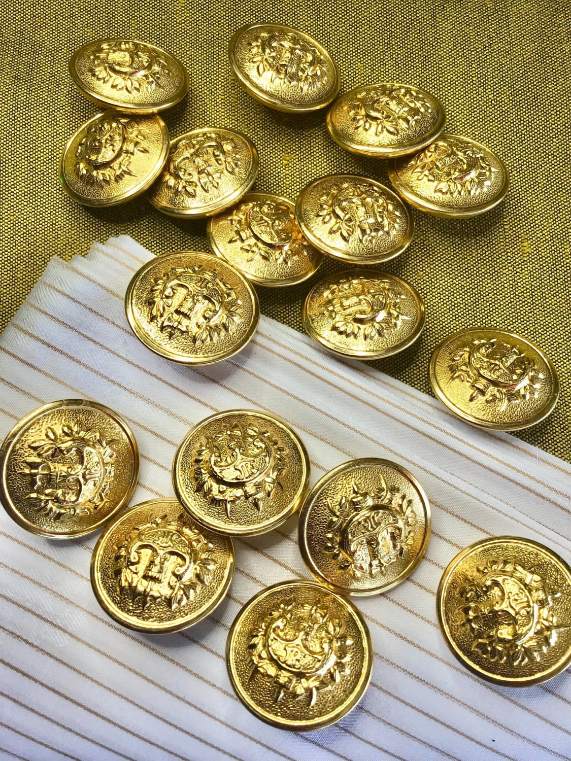 Gold Metal Crest Button 1" (25mm) 40L Vintage Blazer Buttons #830