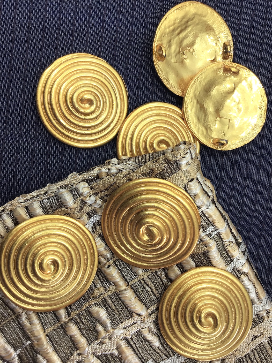 Heavy Gold Metal Swirl Vintage Two Shank 1-1/2" (38mm) 60L Large Gold ...