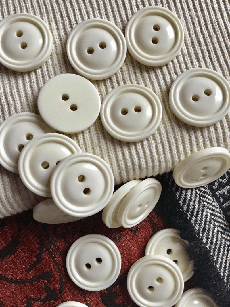 Italian Winter White 2 Hole Button 1" (25mm) 40L Vintage Buttons #717