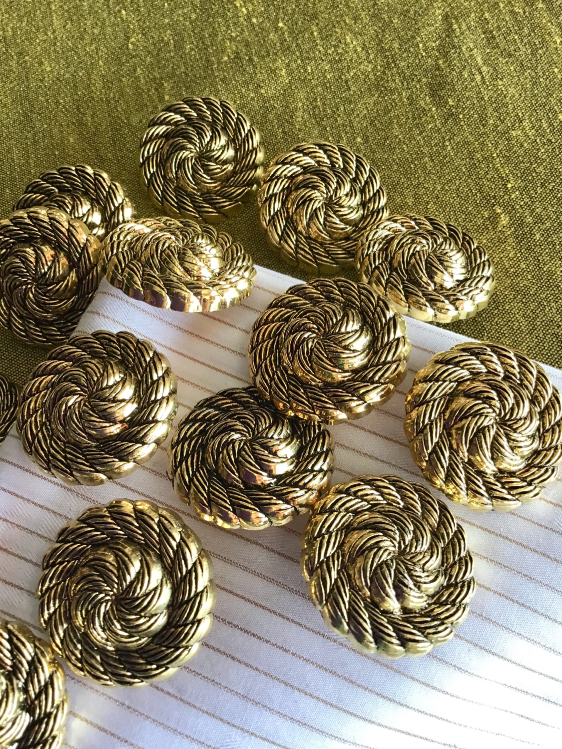 Metallic Antique Gold Embossed Rope Swirl Vintage Shank 1-1/4" (31mm ...