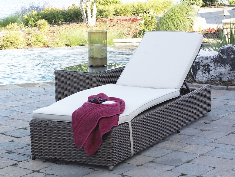 Why We Love Wicker Chaise Lounges by the Pool