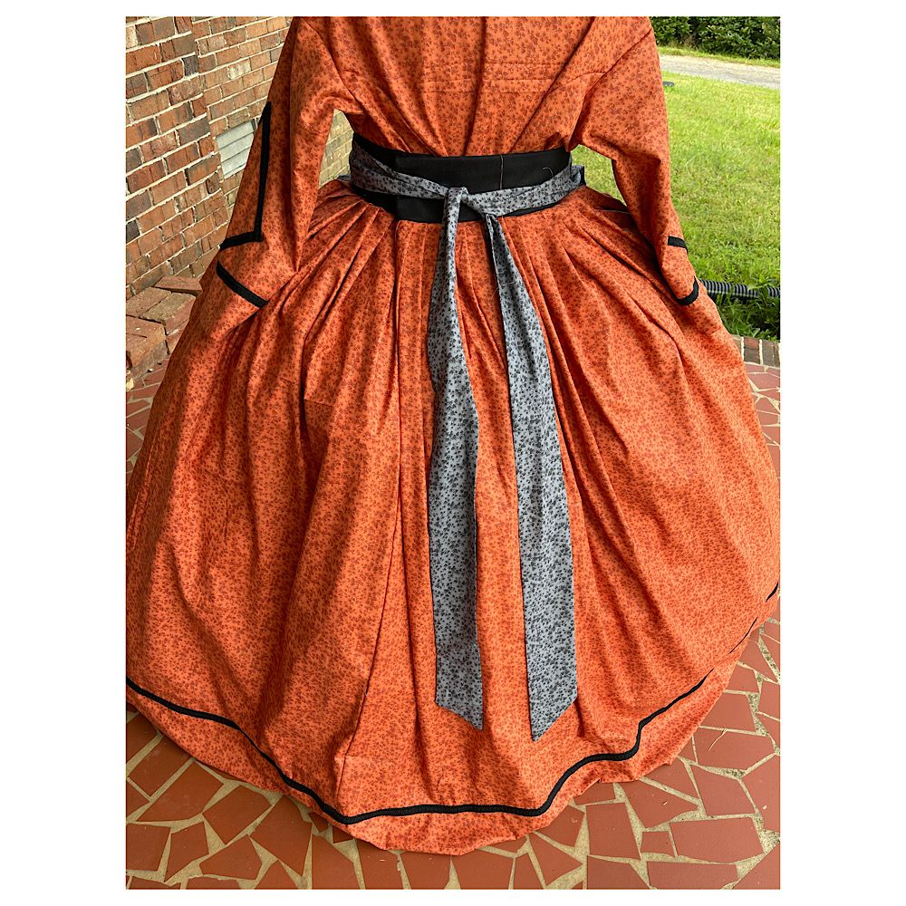 Gray Tonal Leaf and Vine Pattern Civil War Pinner Apron