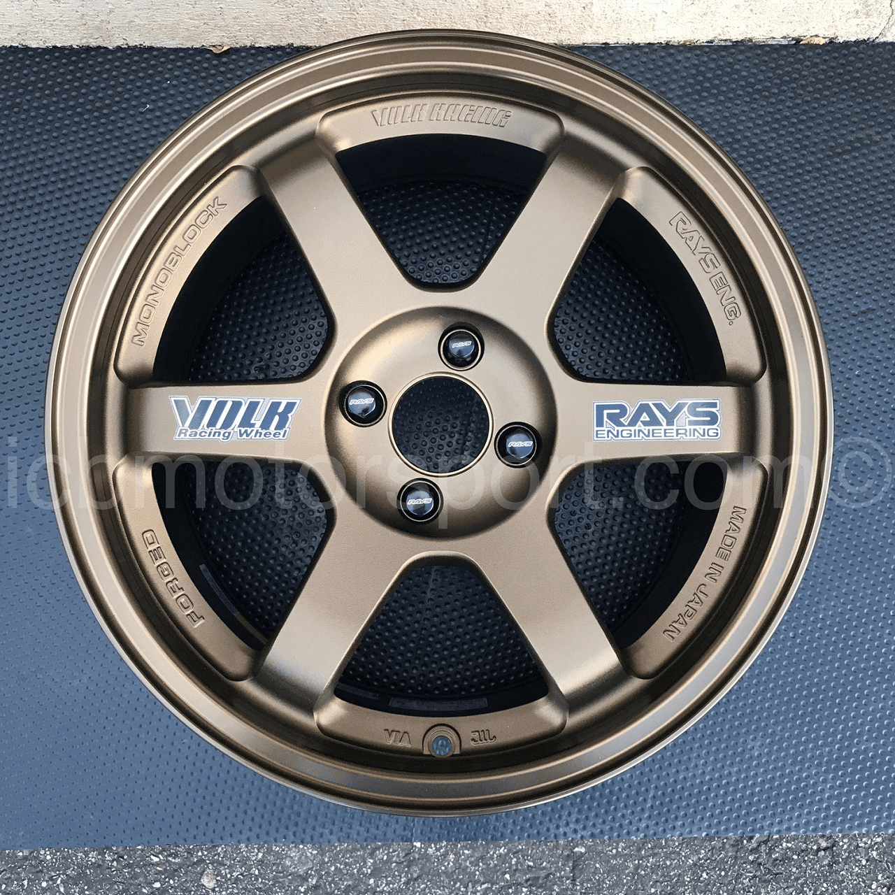 Accessories Lug Nuts / Center Caps / Replacement Decals