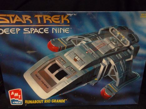 AMT 8741 -- Runabout Rio Grande 'Star Trek Deep Space Nine' 1:72 (12" long)