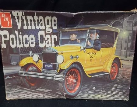 AMT T178-225 -- Vintage Police Car / 1927 Model "T" Ford 1:25