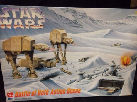 MPC 8735 -- Rebel Base 'Star Wars The Empire Strikes Back' / Snap Kit 12x18