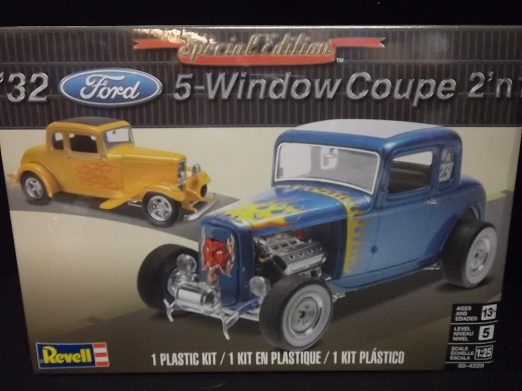 Revell 4228 -- '32 Ford 5-Window Coupe 2'n1 1:25