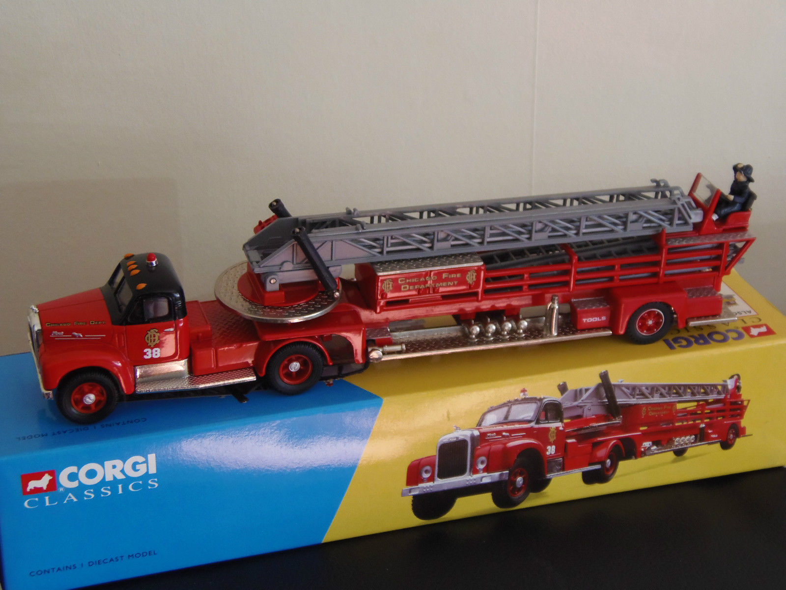 CORGI CLASSICS 1.50 SCALE CHICAGO MACK B SERIES AERIAL LADDER MODEL ...