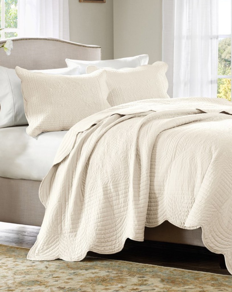 Tuscany 3 Piece Ivory Reversible Scalloped Edge Quilt Set