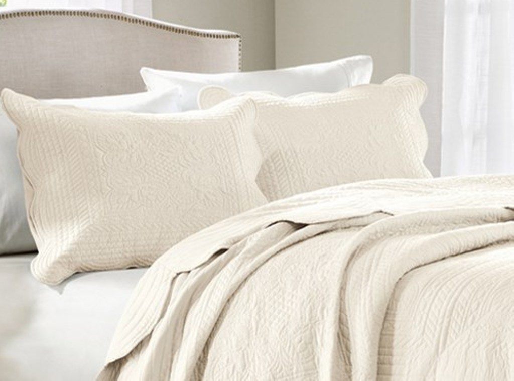 Tuscany 3 Piece Ivory Reversible Scalloped Edge Quilt Set