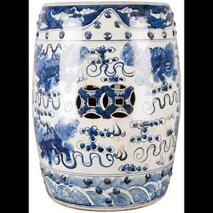 CHINESE ORIENTAL BLUE AND WHITE GARDEN STOOL seat foo dogs