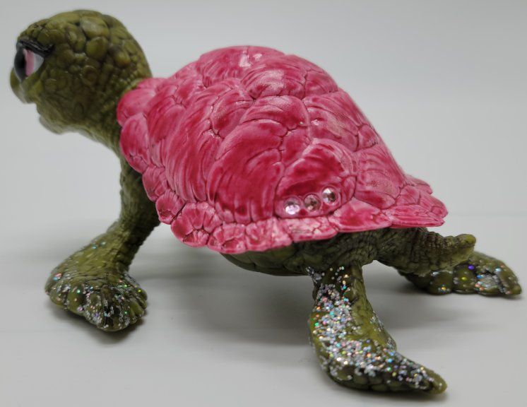 Schleich Pink Sapphire Turtle 70759 , Bright pink shell