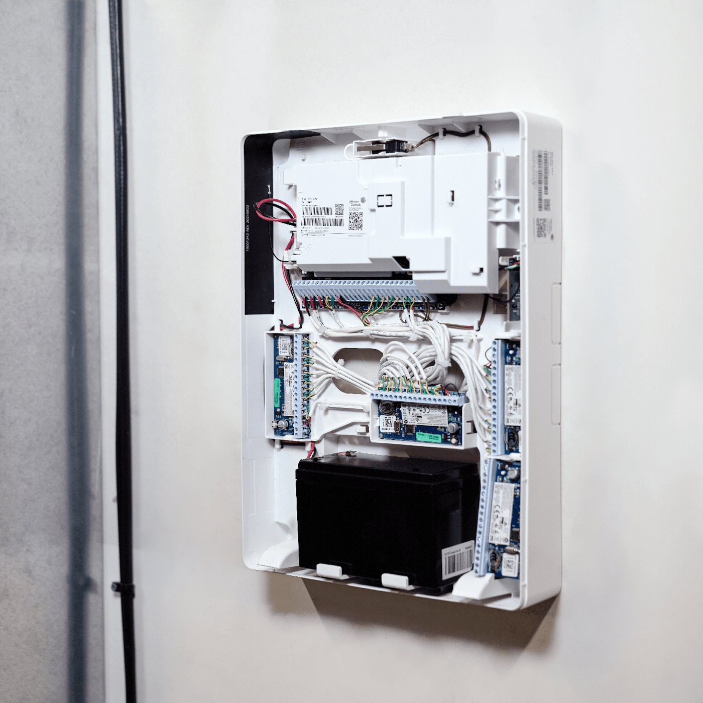 IQPR003M - Qolsys IQ Pro Hybrid Commercial Intrusion Control Panel with ...