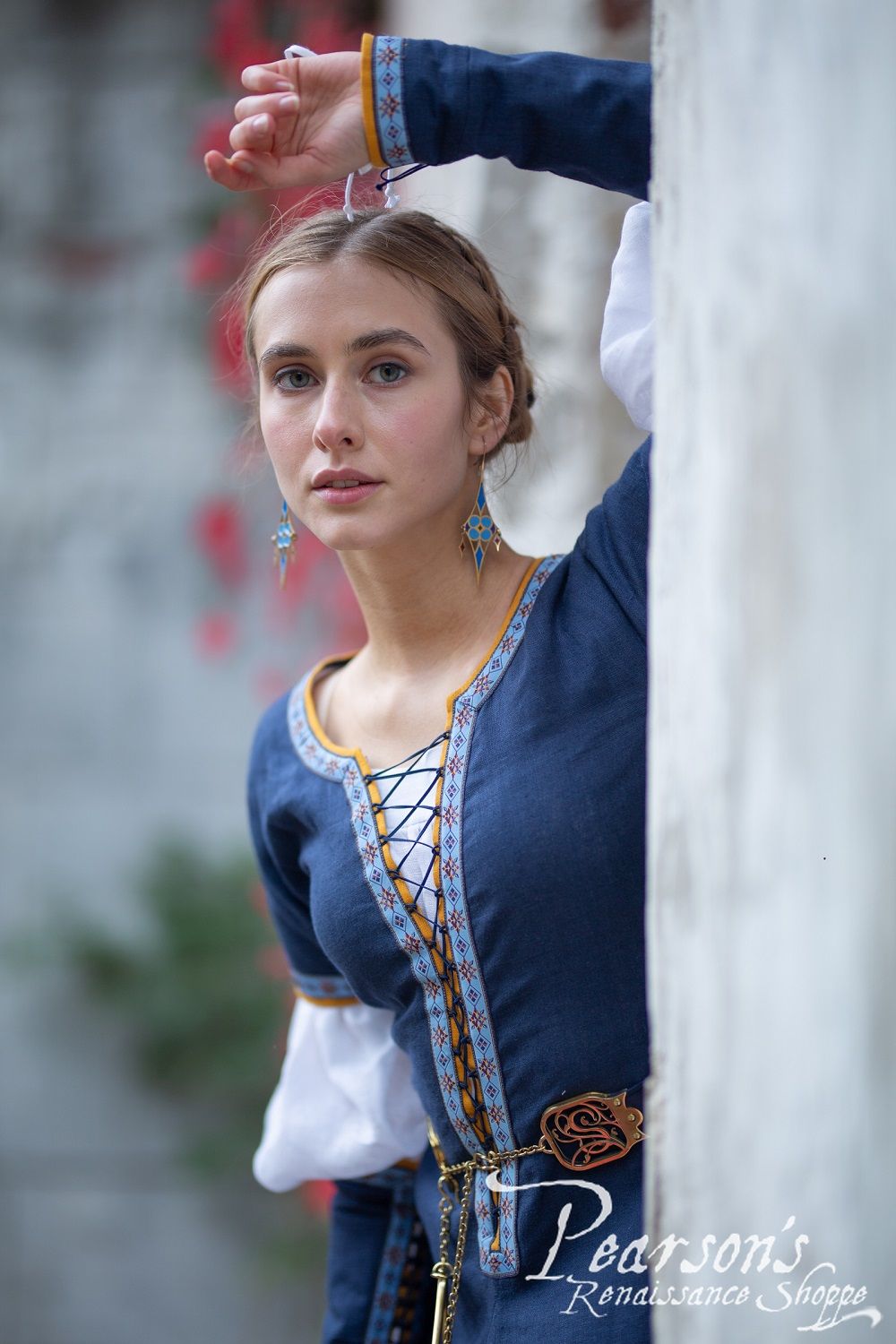 Key Keeper Medieval Dress with Sleeves Linen dress with detachable sleeves.